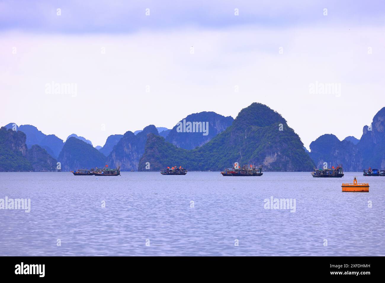 Ha Long Bay, limestone islands at Thanh pho Ha Long, Quang Ninh ...