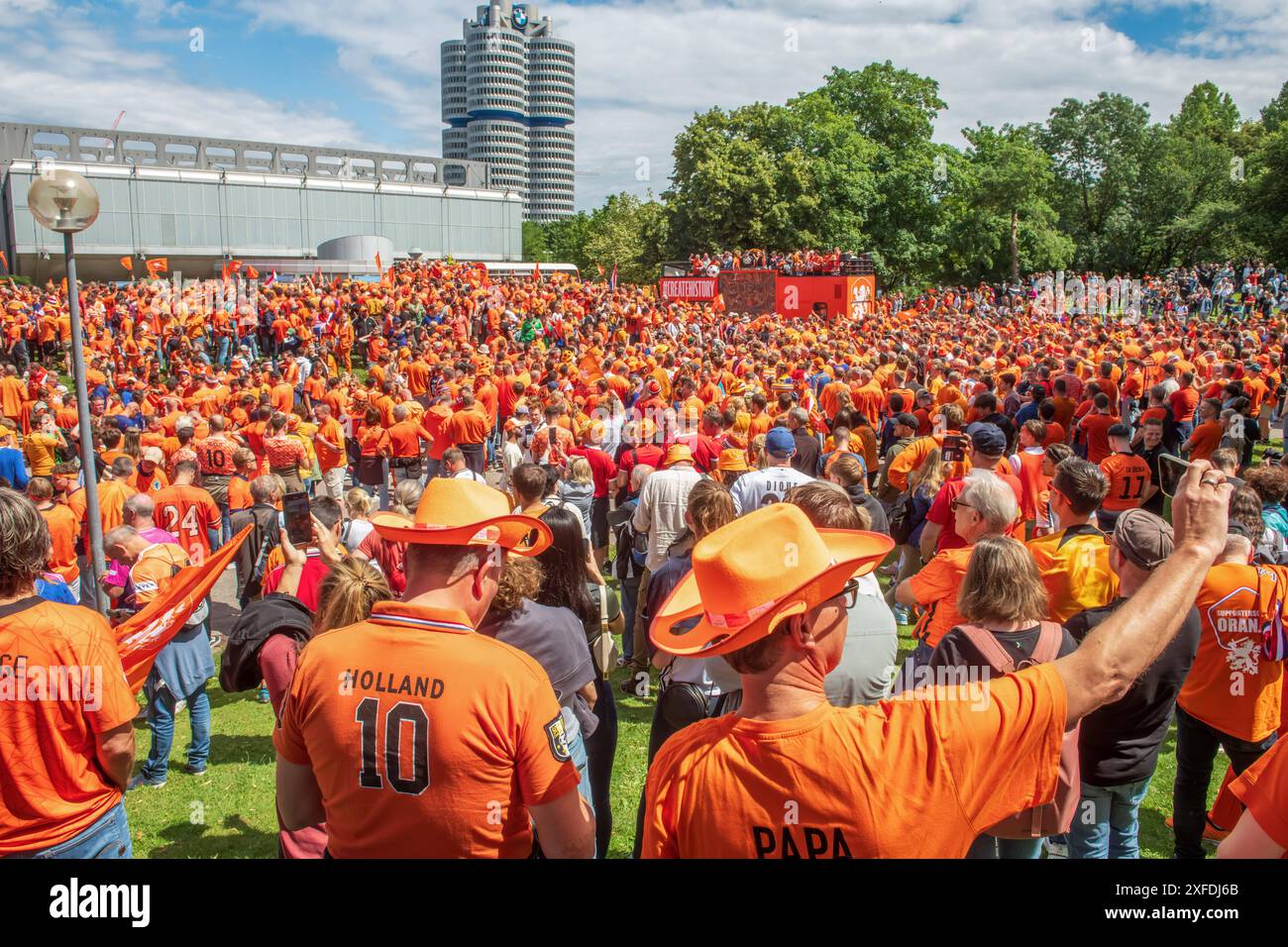 Tausende fröhliche Oranje Fans ziehen zur Fan Zone, Treffen zum Fan ...