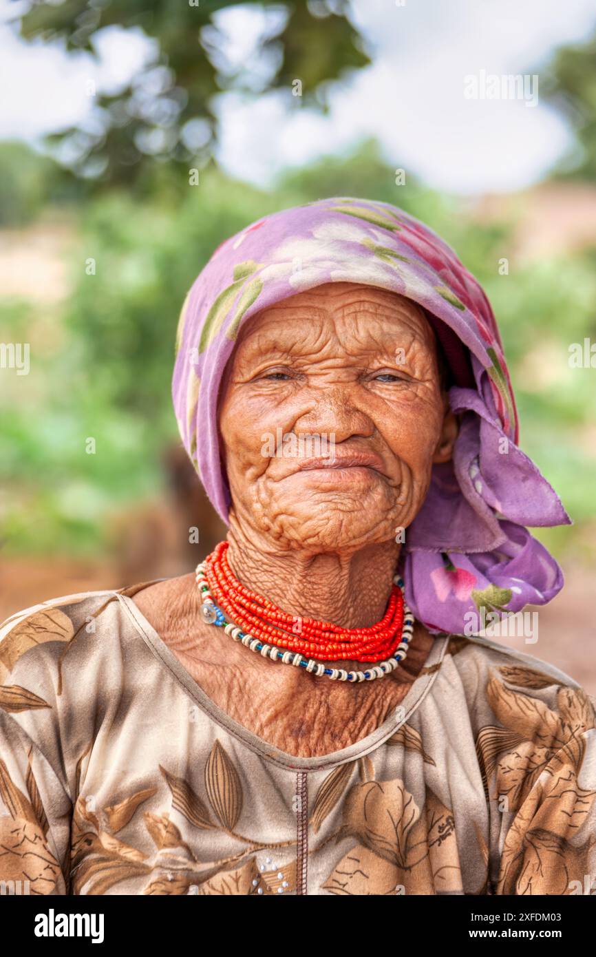 old basarwa woman sitting on the sand in the bush Stock Photo - Alamy