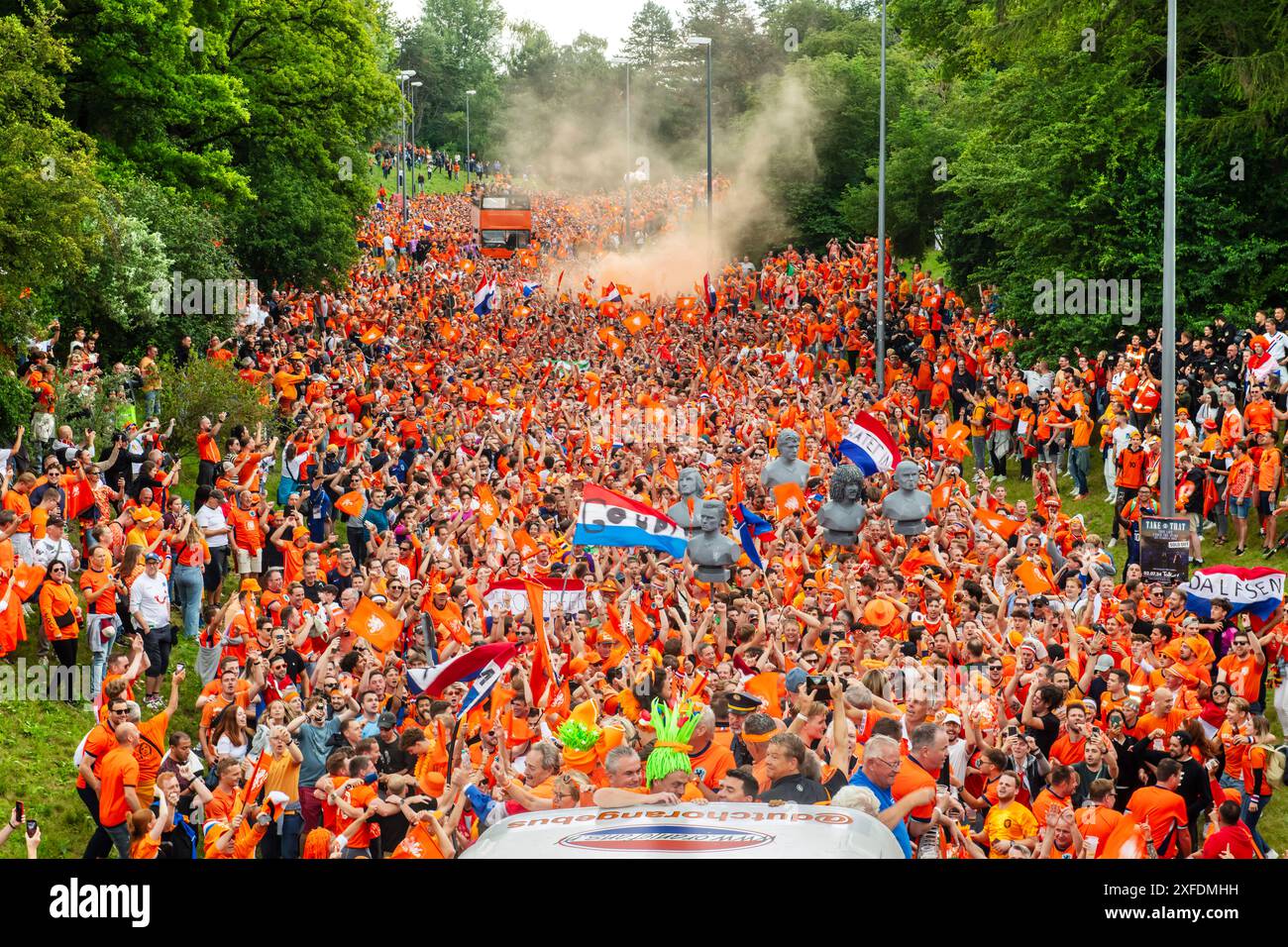 Tausende fröhliche Oranje Fans ziehen durch den Olympiapark zur Fan ...