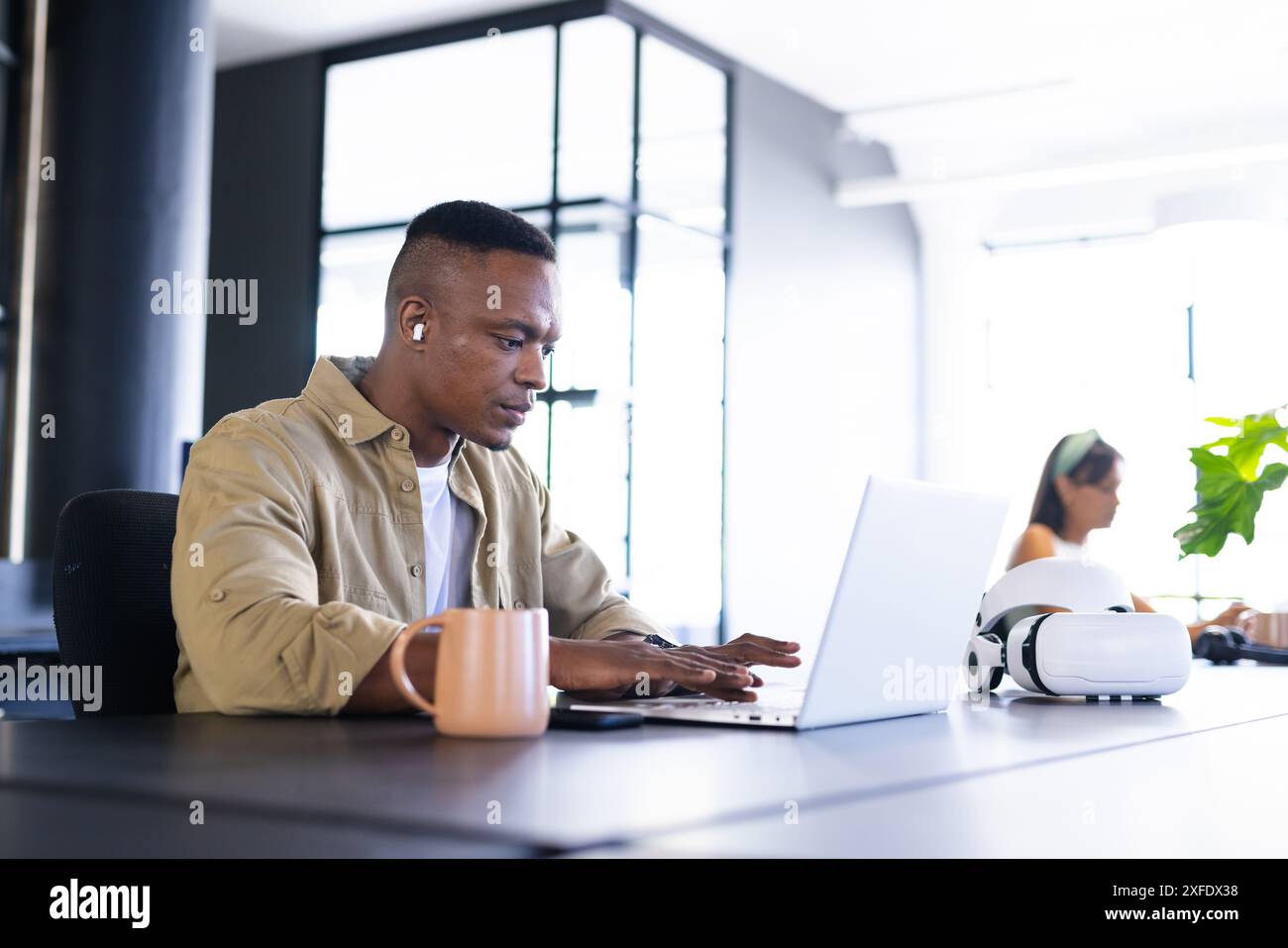 Man wearing earbuds hi-res stock photography and images - Alamy