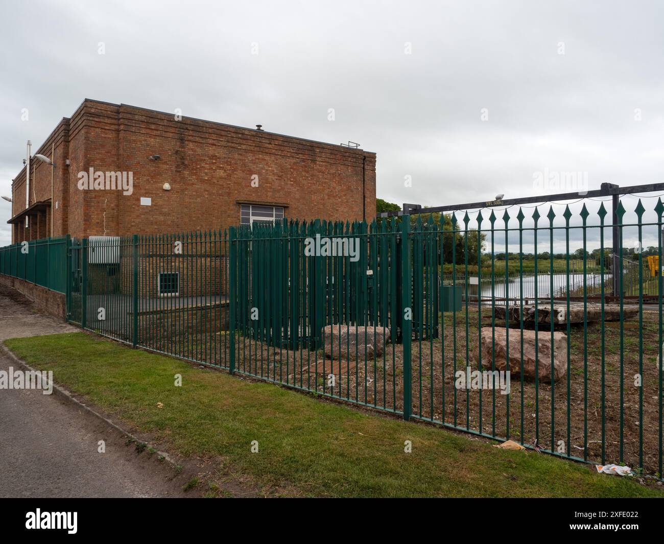 Gold Corner pumping station on the Huntspill River, Avalon Marshes ...