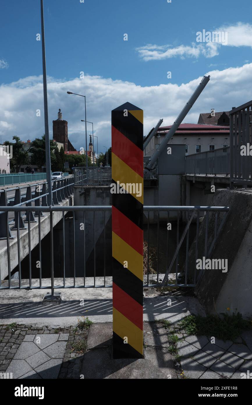 Border poland germany bridge hi-res stock photography and images - Alamy