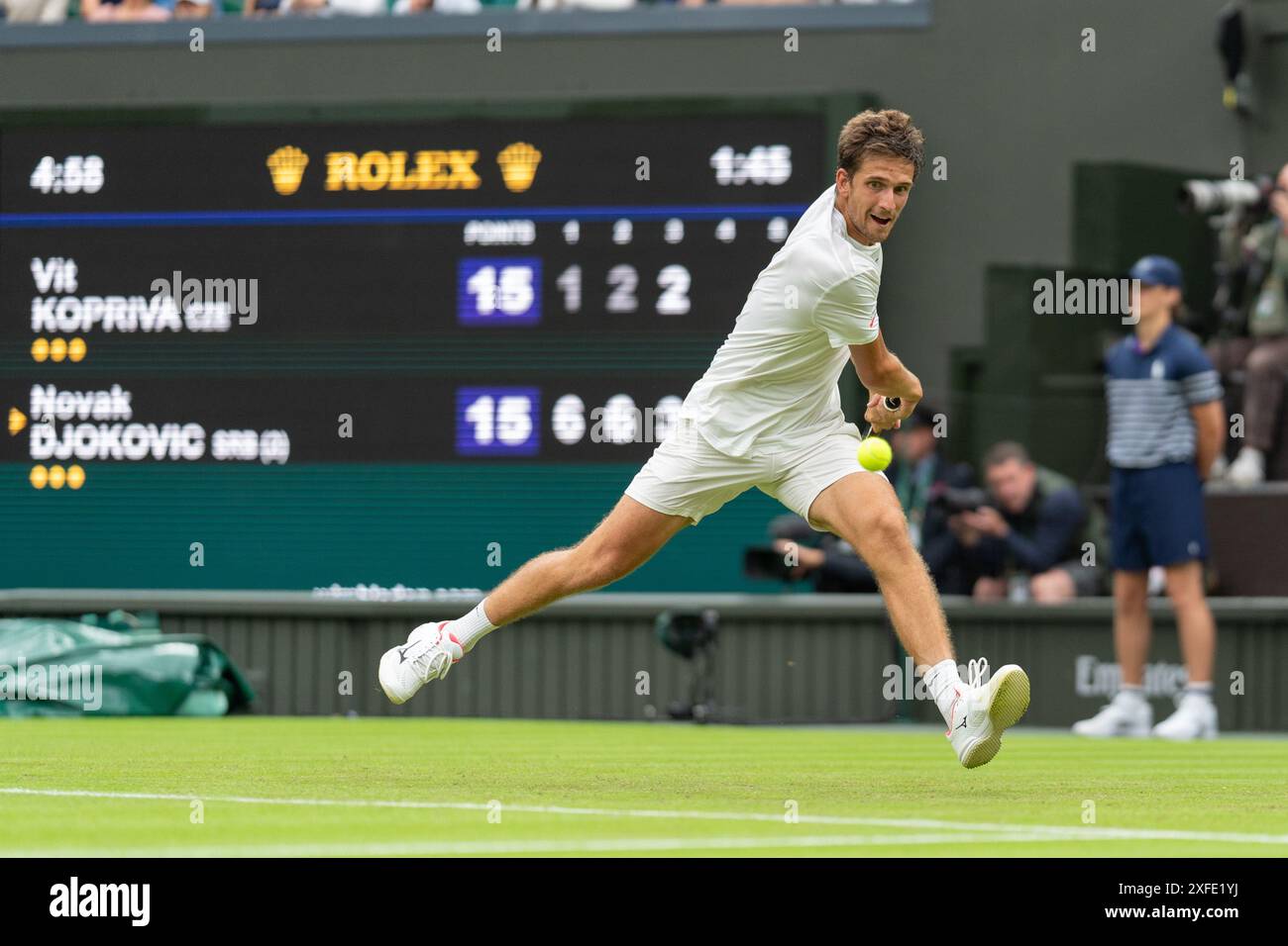Vit kopriva tennis hi-res stock photography and images - Alamy