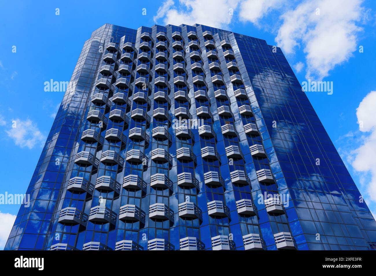 Upward view towering skyscraper hi-res stock photography and images - Alamy