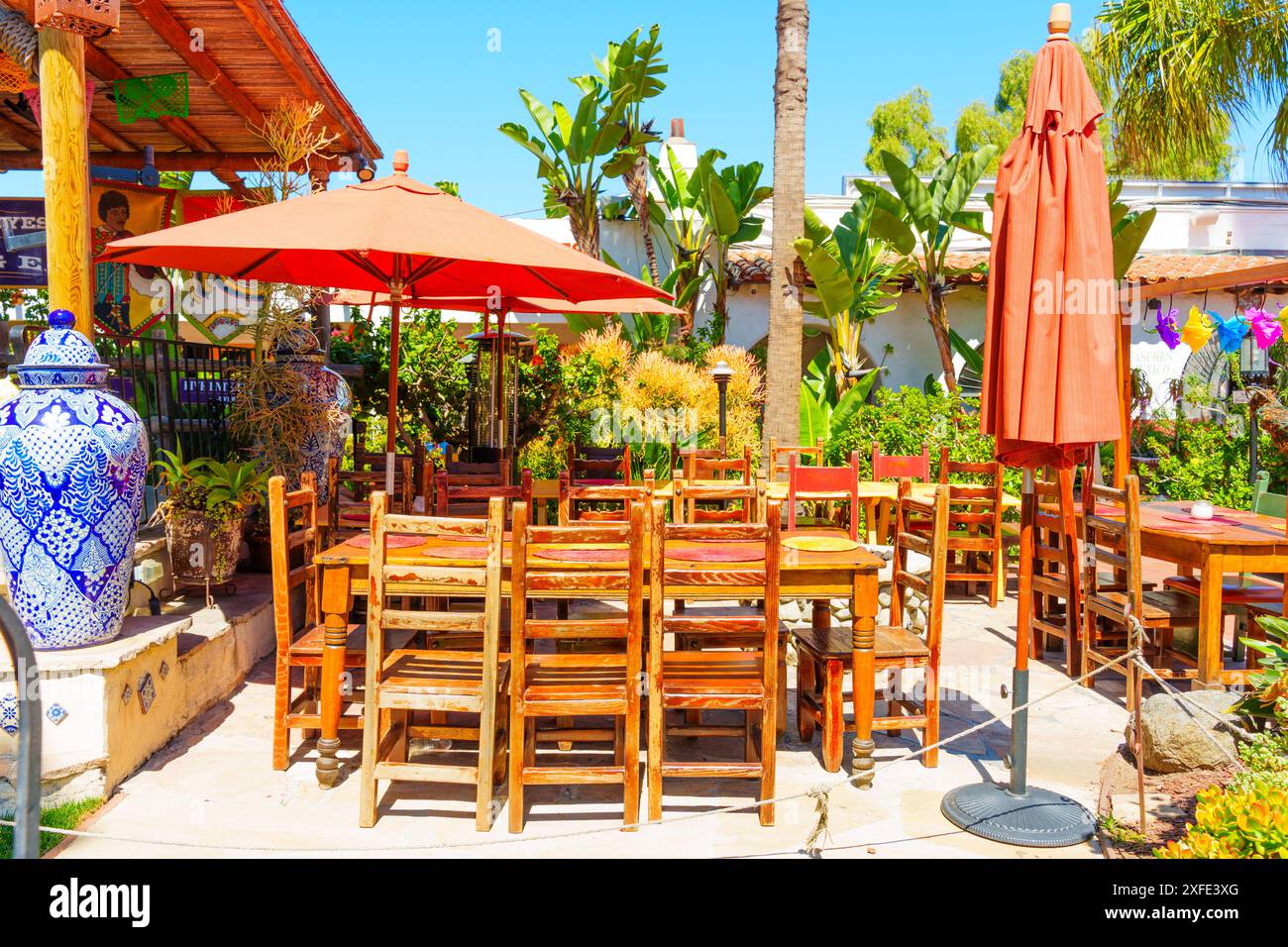 Restaurant tables under trees hi-res stock photography and images - Alamy