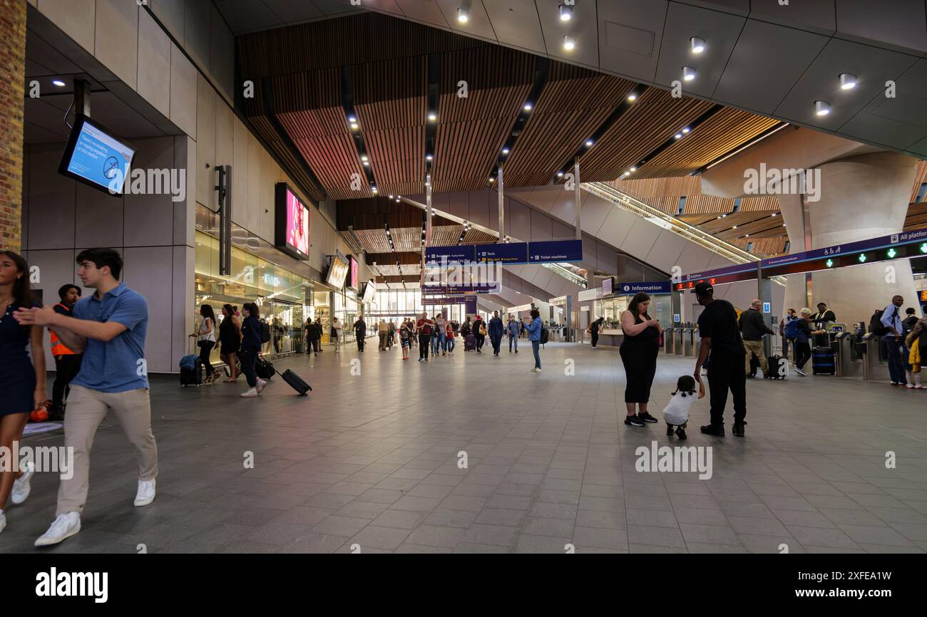 London - 06 10 2022: Interior of London Bridge station with people and ...