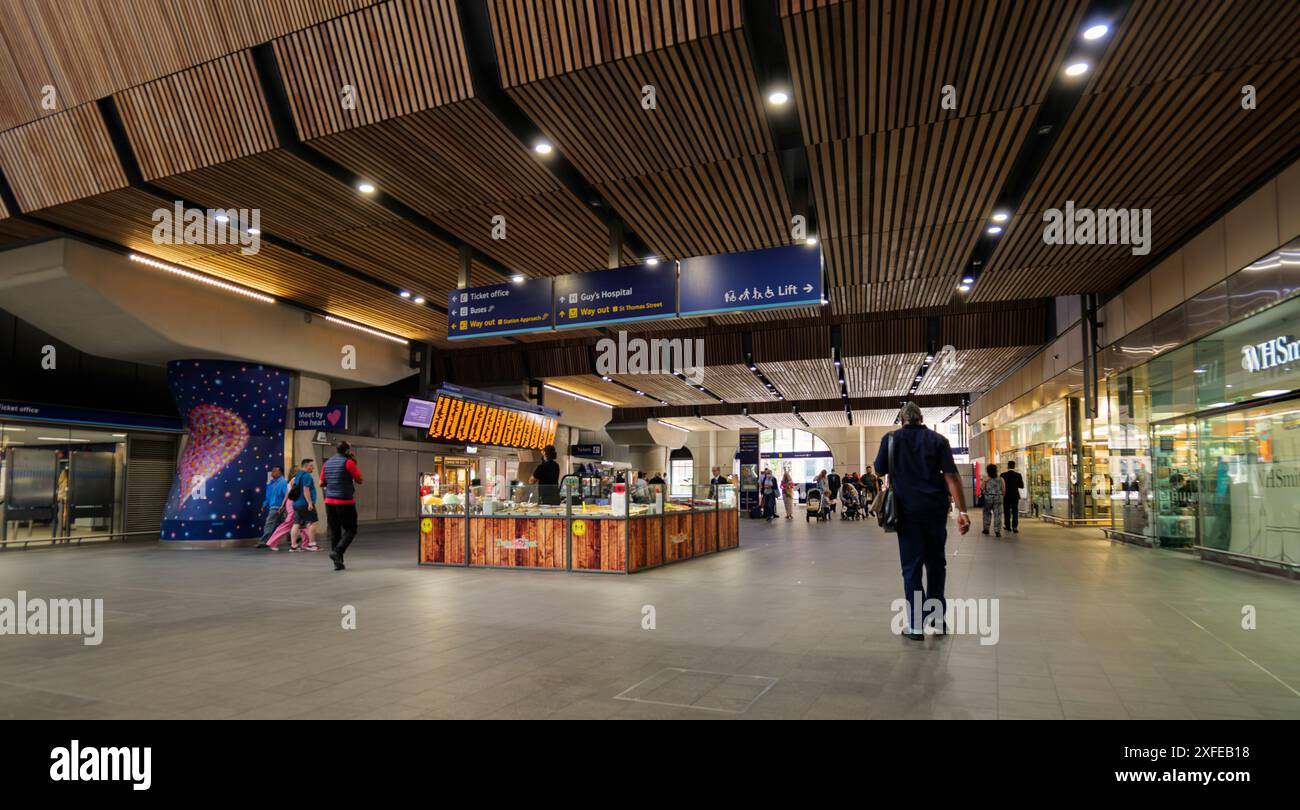 London - 06 10 2022: London Bridge station concourse with people and ...