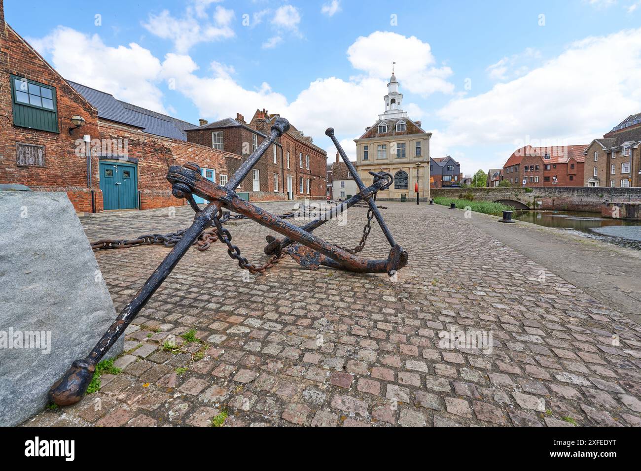 Old ships anchor chain on a quayside Stock Photo - Alamy