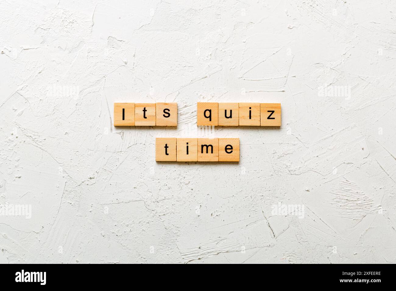 its quiz time word written on wood block. its quiz time text on table ...