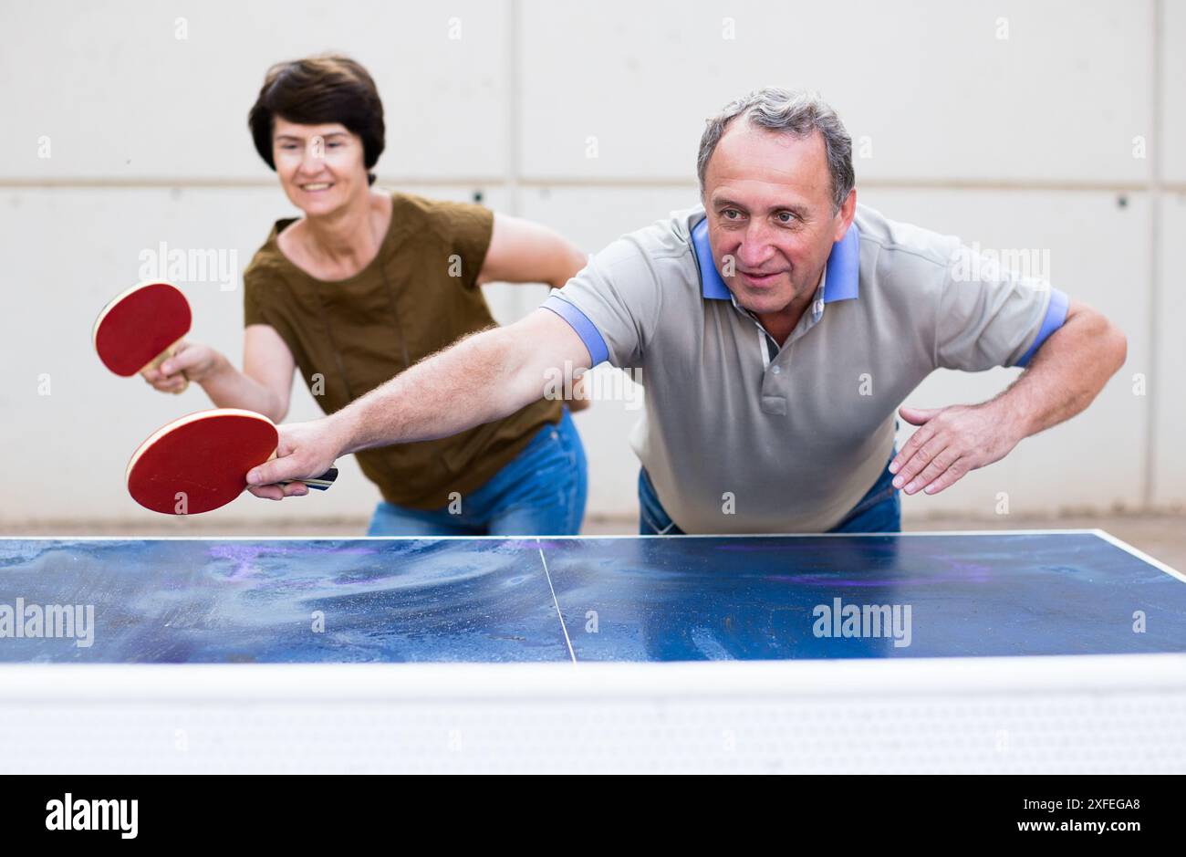 Mature couple playing ping pong Stock Photo - Alamy