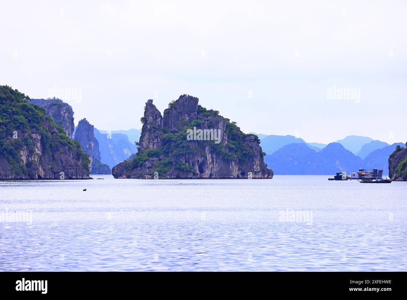 Ha Long Bay, limestone islands at Thanh pho Ha Long, Quang Ninh ...