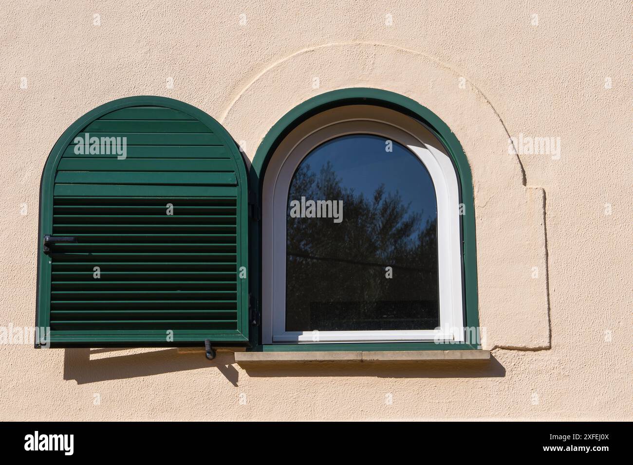 Oval shutter hi-res stock photography and images - Alamy
