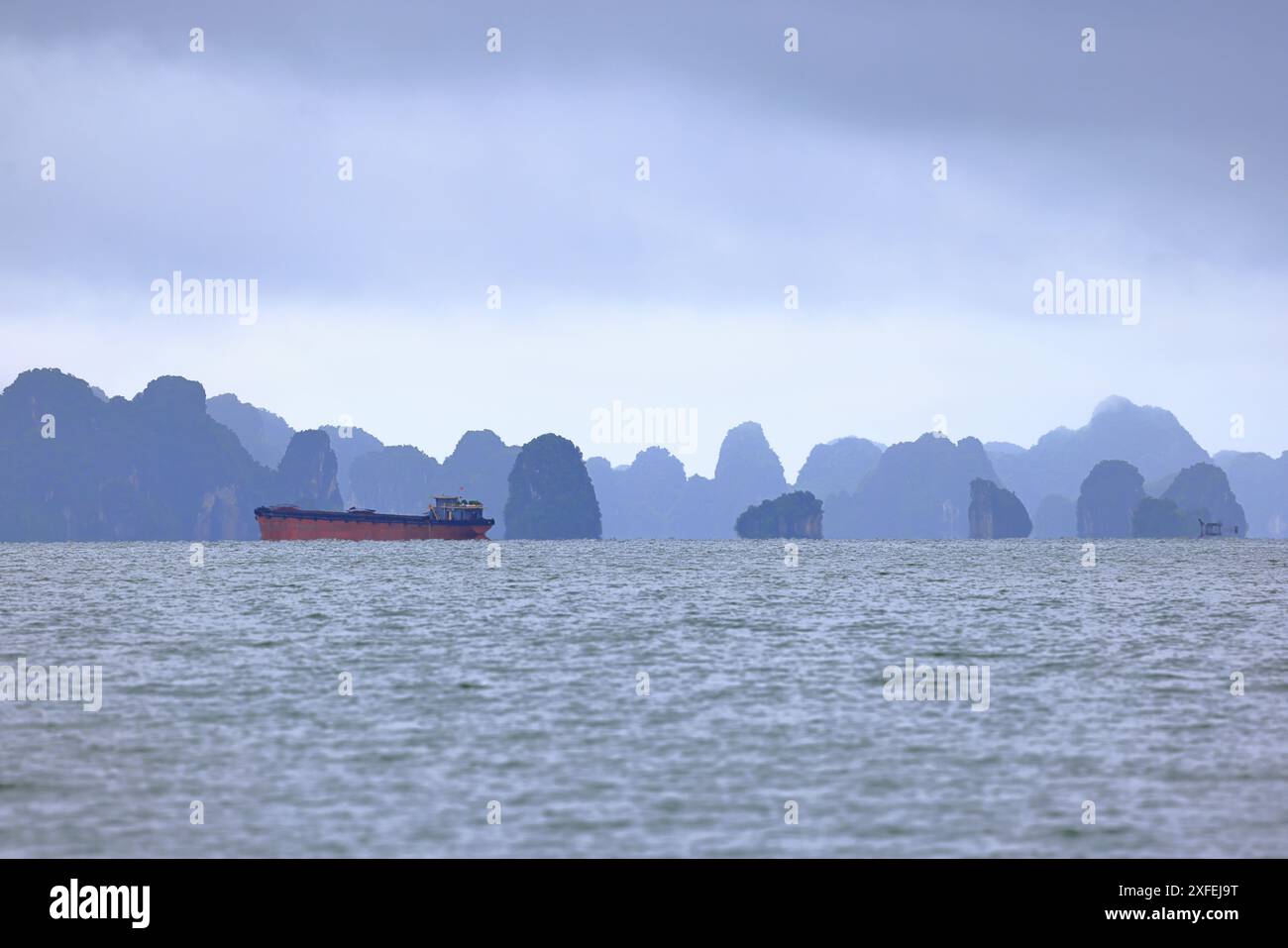 Ha Long Bay, limestone islands at Thanh pho Ha Long, Quang Ninh ...