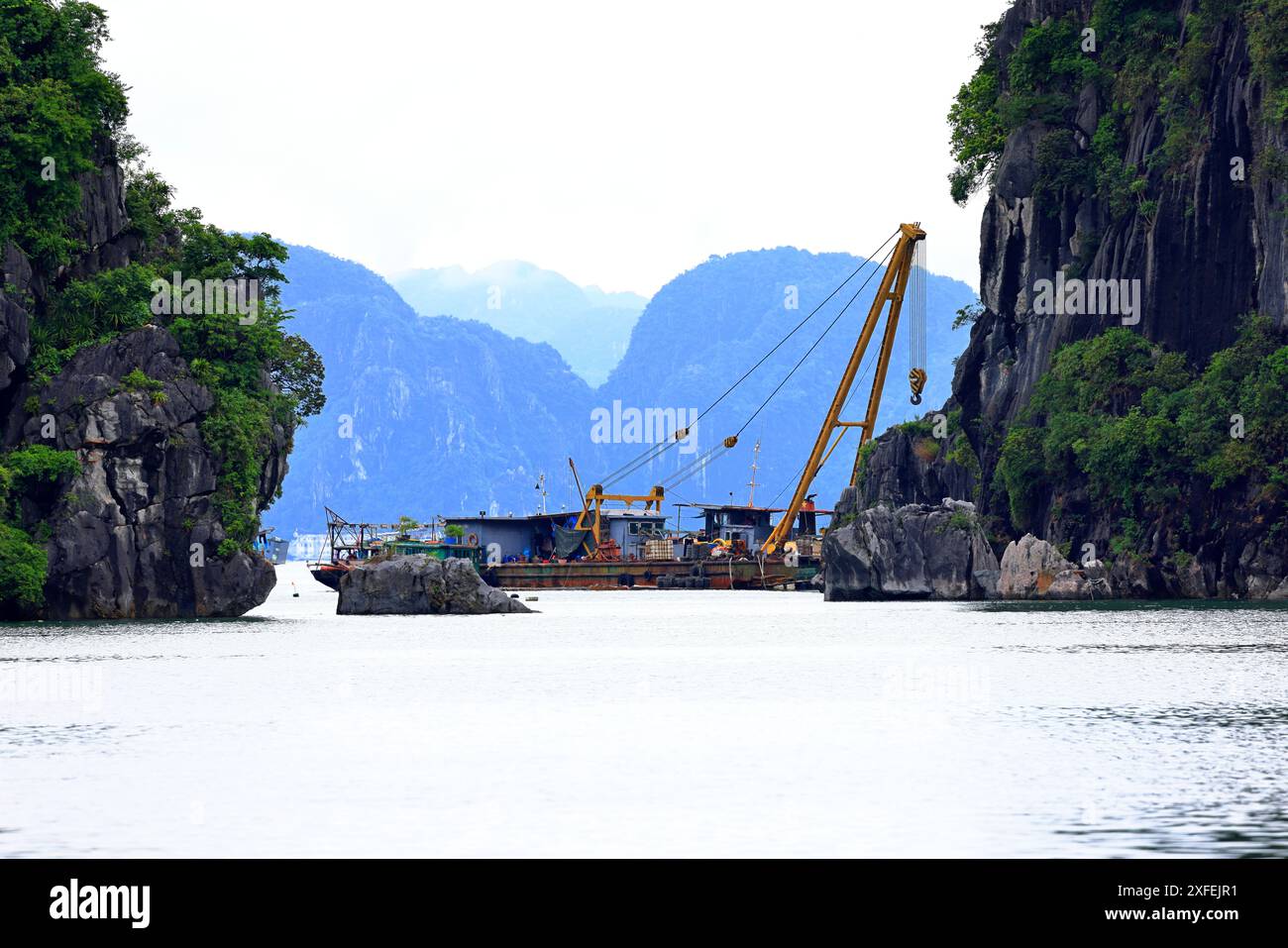 Ha Long Bay, limestone islands at Thanh pho Ha Long, Quang Ninh ...