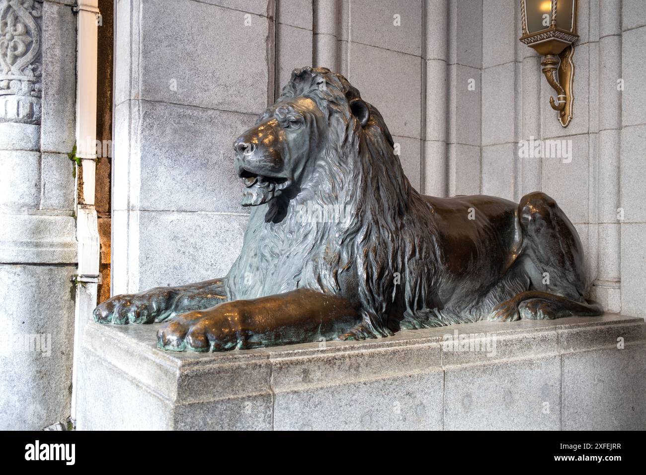 Lion outside Mitsukoshi Department Store Tokyo Japan Stock Photo - Alamy