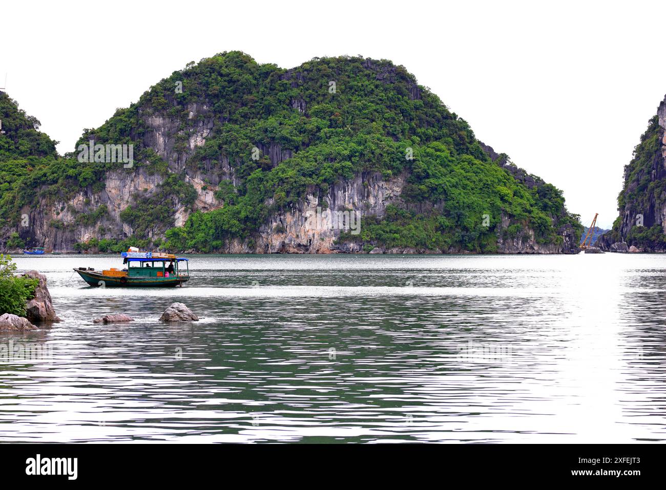Ha Long Bay, limestone islands at Thanh pho Ha Long, Quang Ninh ...