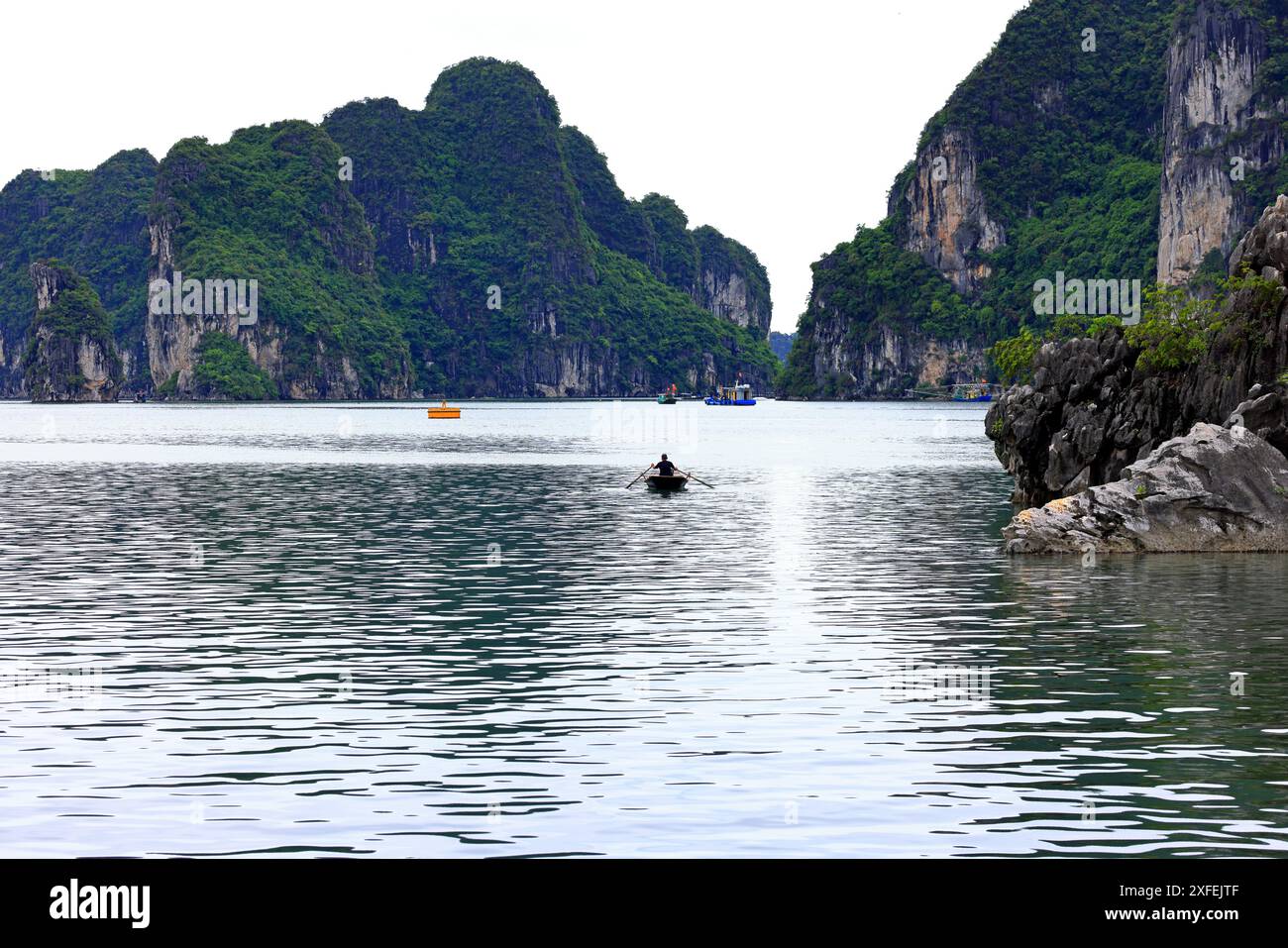 Ha Long Bay, limestone islands at Thanh pho Ha Long, Quang Ninh ...