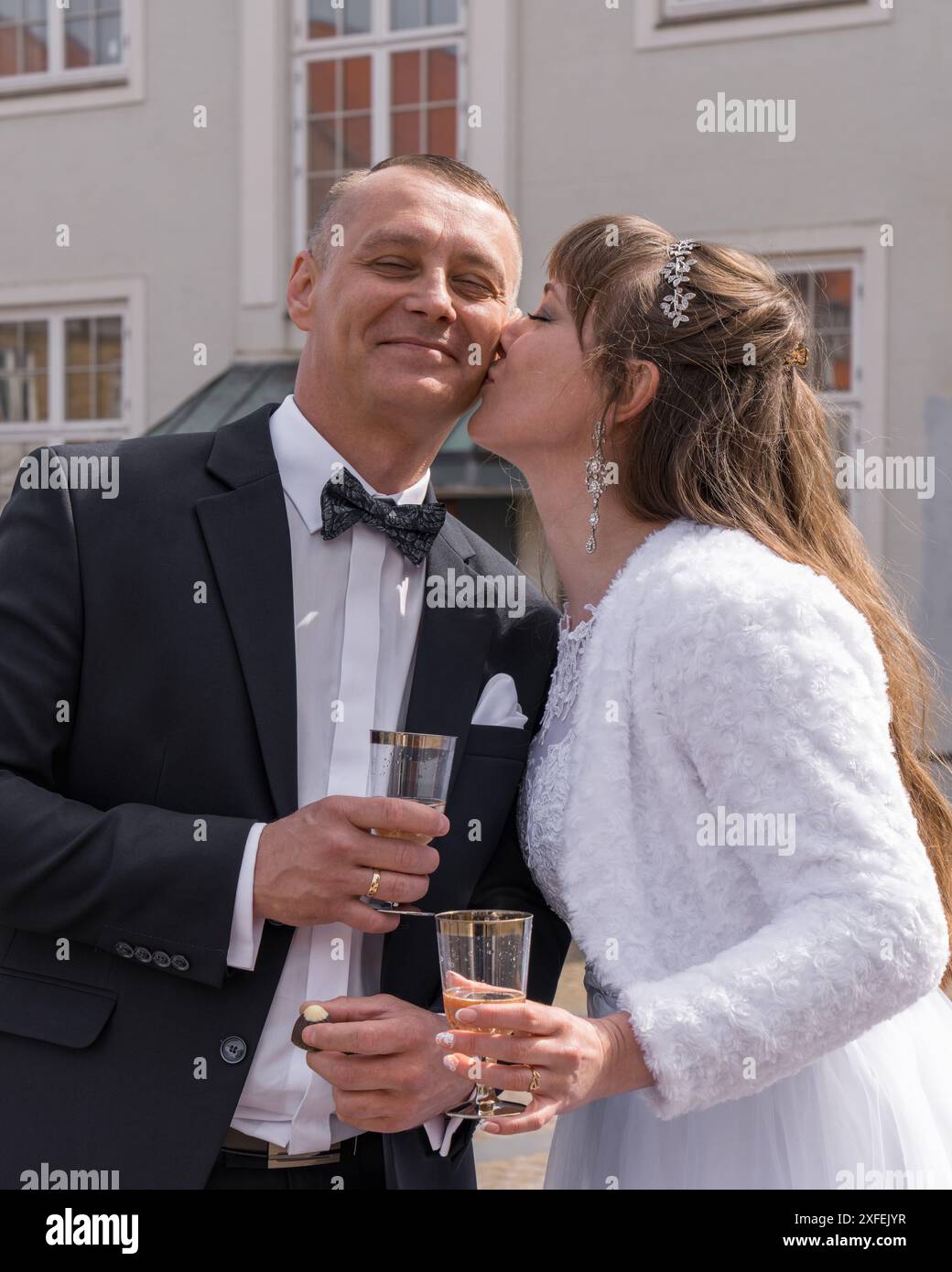 Bride groom hands wedding love hi-res stock photography and images - Alamy