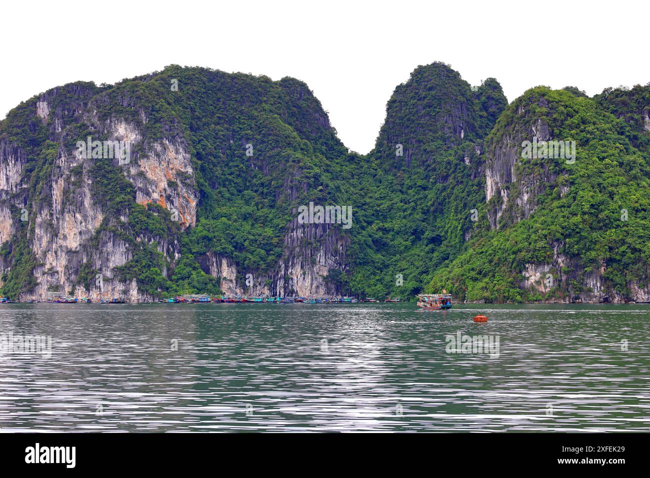Ha Long Bay, limestone islands at Thanh pho Ha Long, Quang Ninh ...