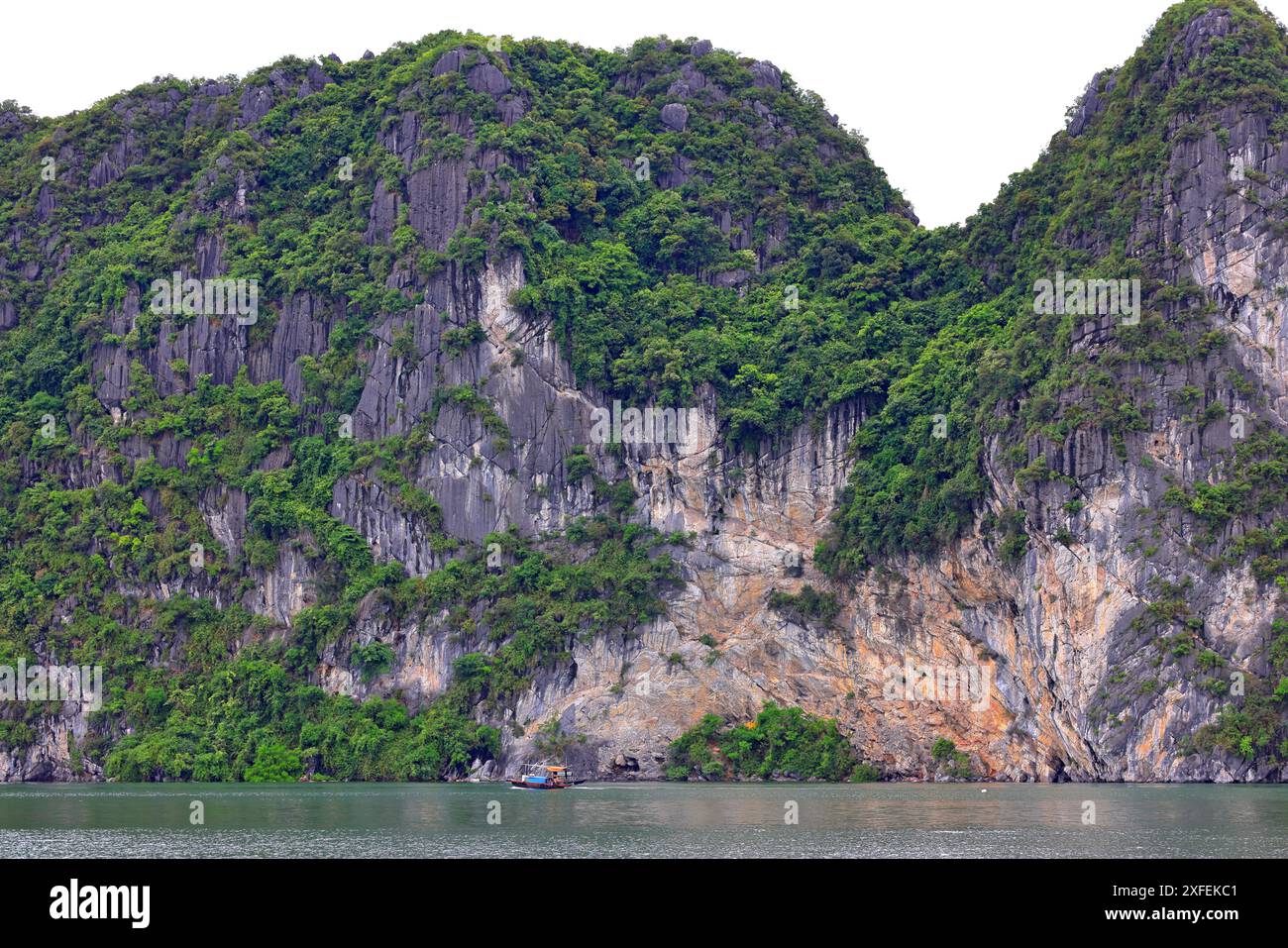 Ha Long Bay, limestone islands at Thanh pho Ha Long, Quang Ninh ...