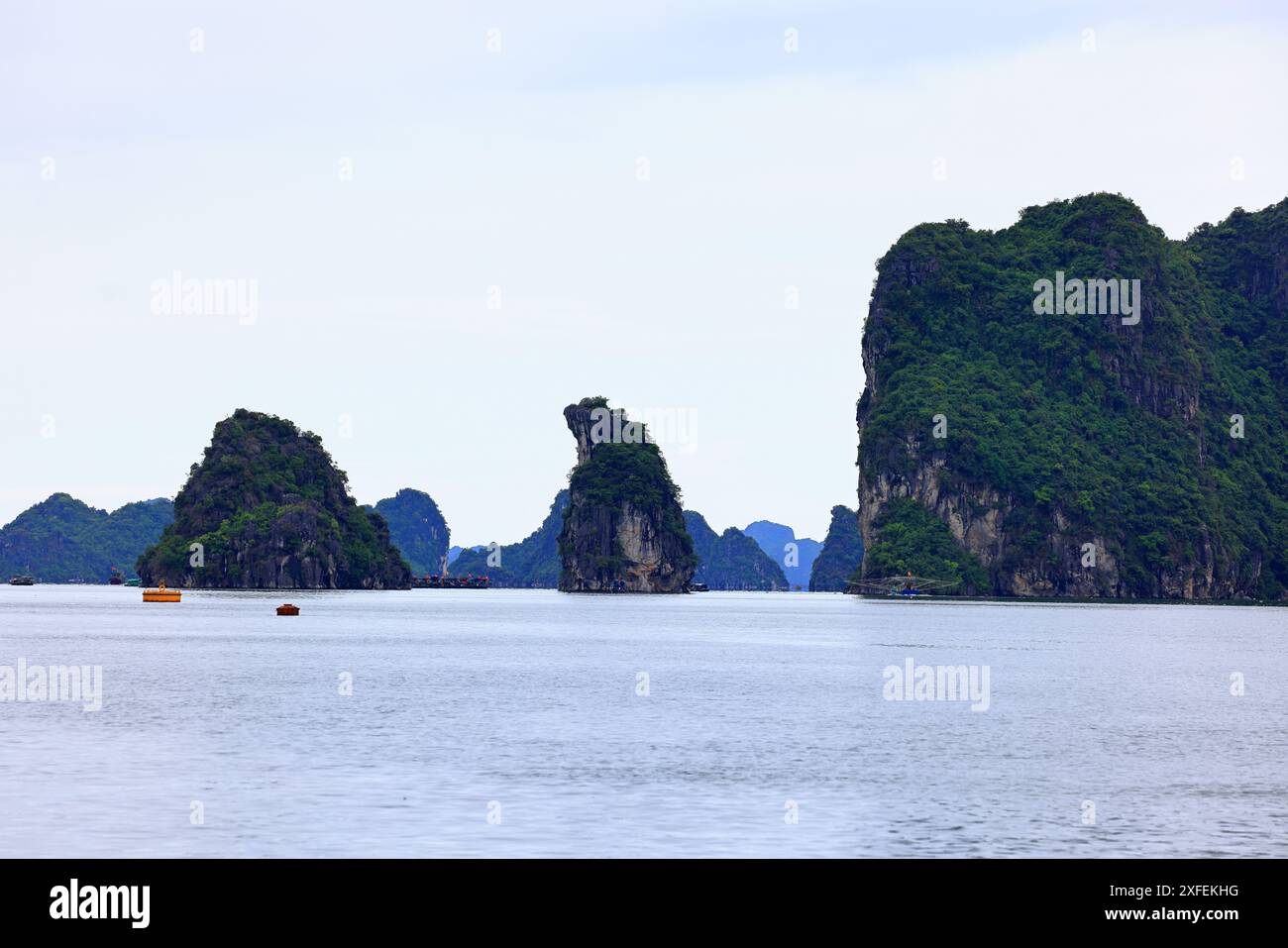 Ha Long Bay, limestone islands at Thanh pho Ha Long, Quang Ninh ...