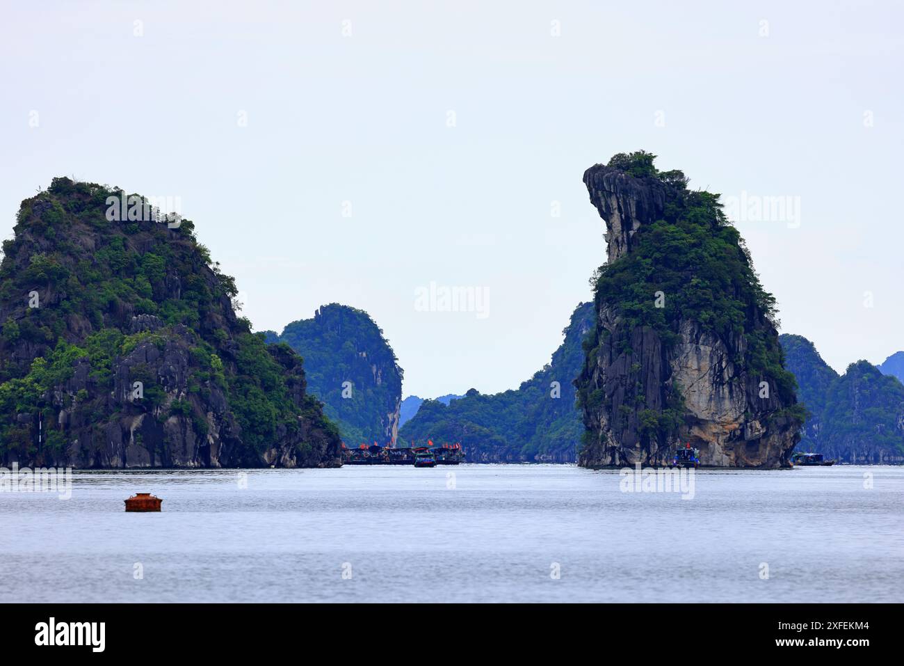 Ha Long Bay, limestone islands at Thanh pho Ha Long, Quang Ninh ...