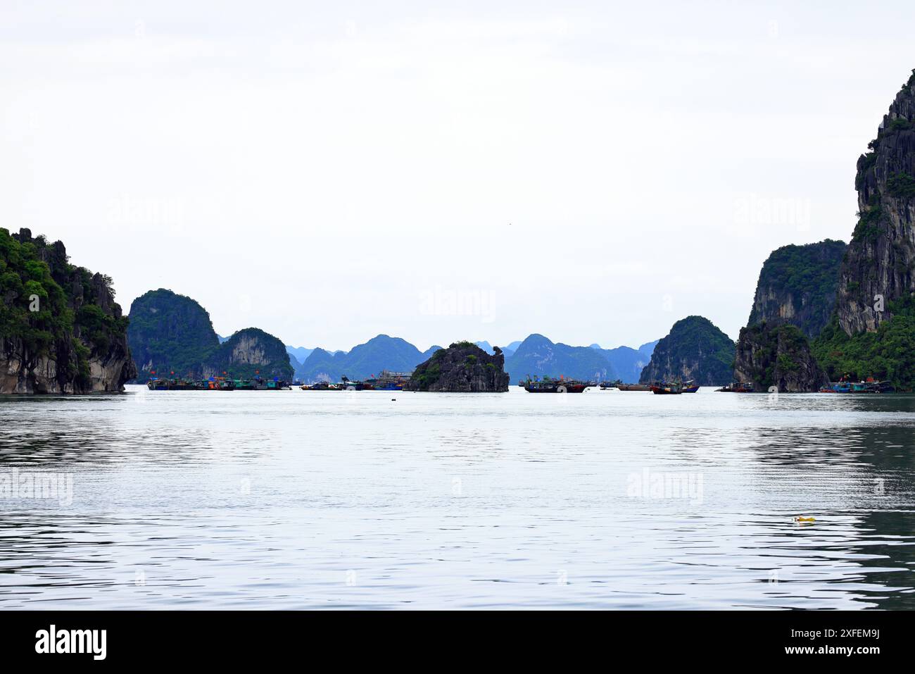 Ha Long Bay, limestone islands at Thanh pho Ha Long, Quang Ninh ...