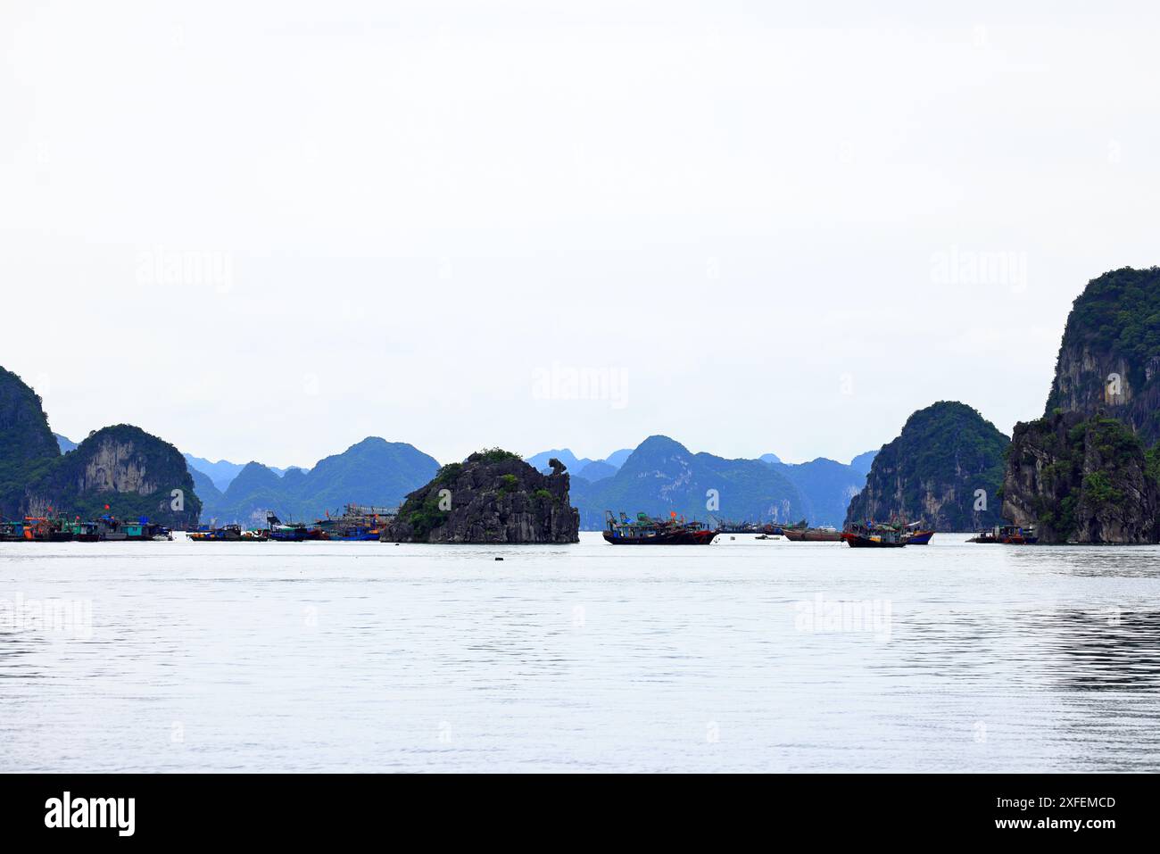 Ha Long Bay, limestone islands at Thanh pho Ha Long, Quang Ninh ...