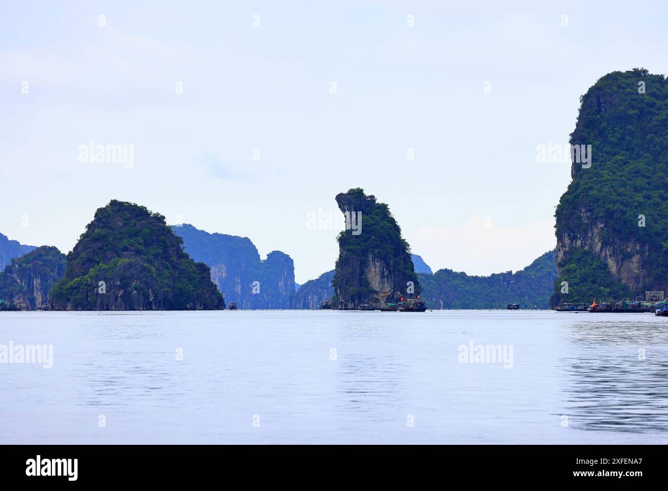 Ha Long Bay, limestone islands at Thanh pho Ha Long, Quang Ninh ...