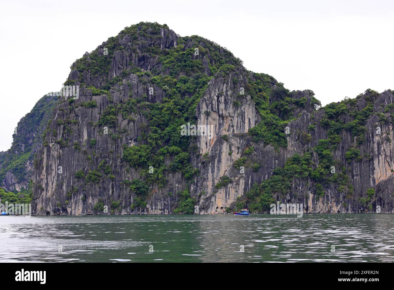 Ha Long Bay, limestone islands at Thanh pho Ha Long, Quang Ninh ...