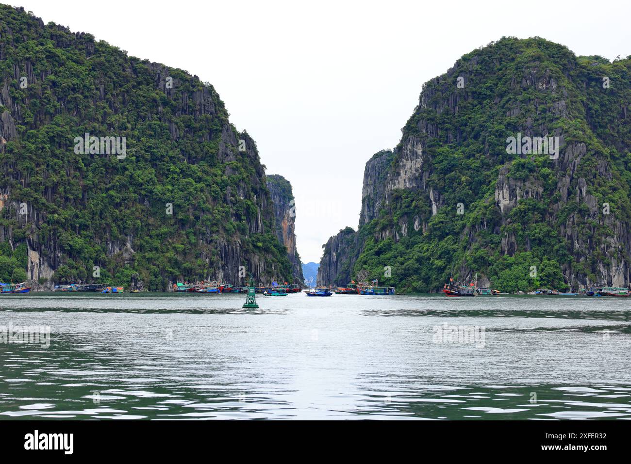 Ha Long Bay, limestone islands at Thanh pho Ha Long, Quang Ninh ...