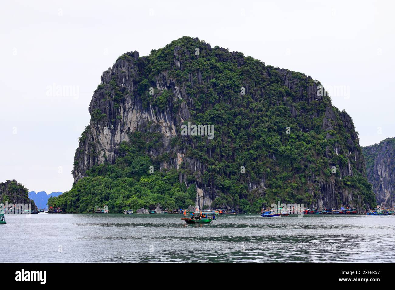 Ha Long Bay, limestone islands at Thanh pho Ha Long, Quang Ninh ...