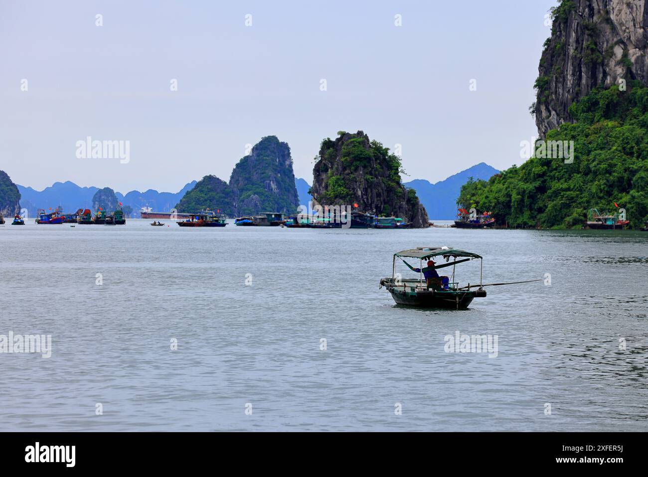 Ha Long Bay, limestone islands at Thanh pho Ha Long, Quang Ninh ...
