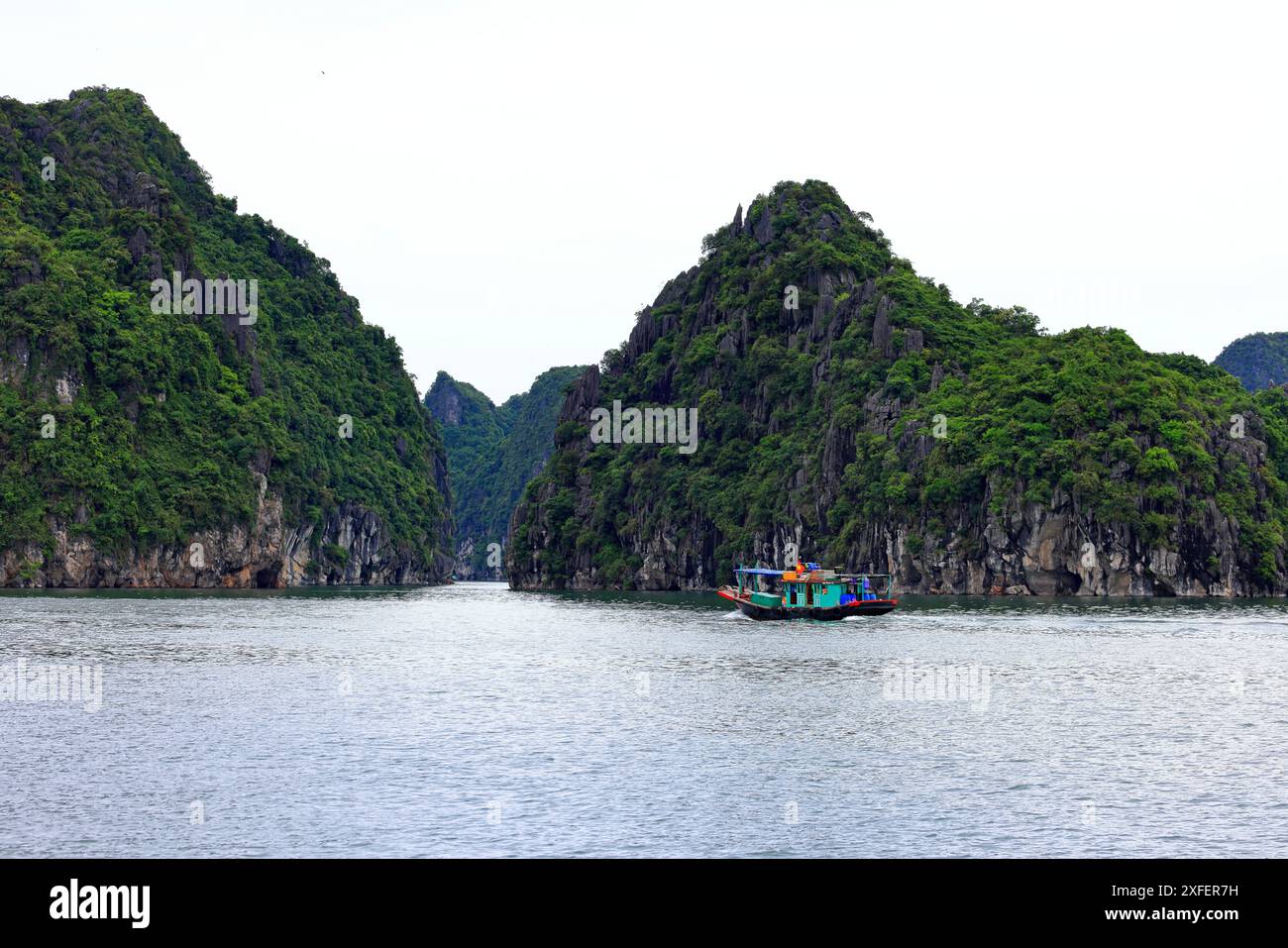 Ha Long Bay, limestone islands at Thanh pho Ha Long, Quang Ninh ...