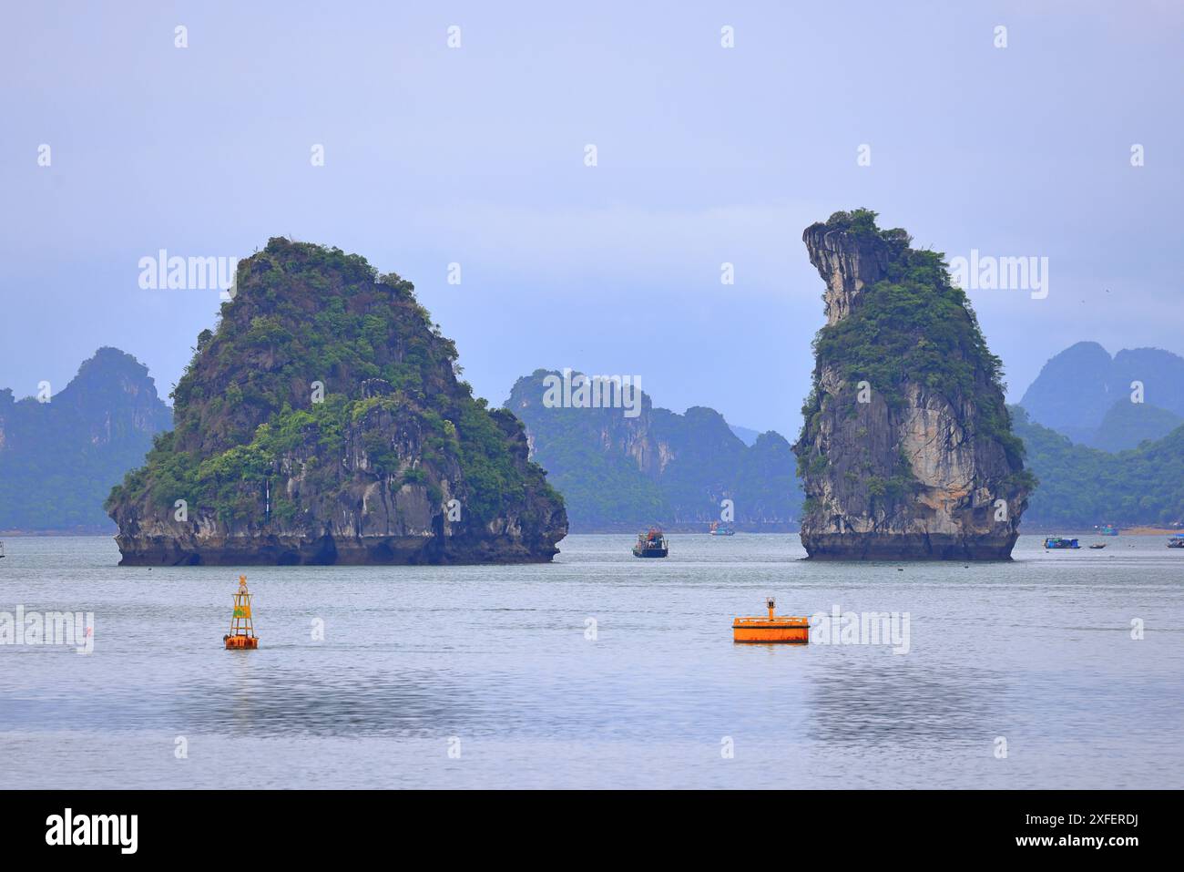 Ha Long Bay, limestone islands at Thanh pho Ha Long, Quang Ninh ...