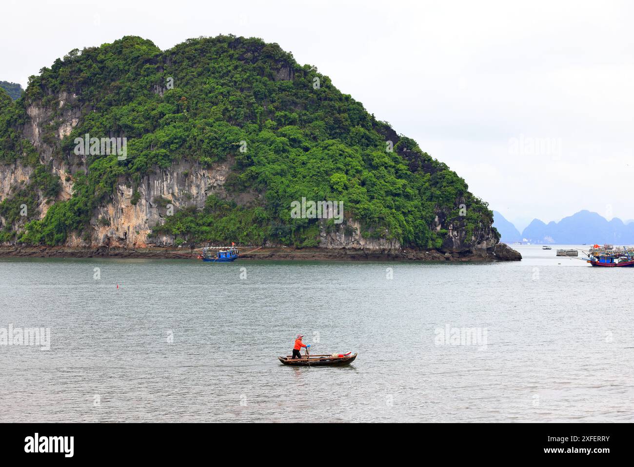 Ha Long Bay, limestone islands at Thanh pho Ha Long, Quang Ninh ...