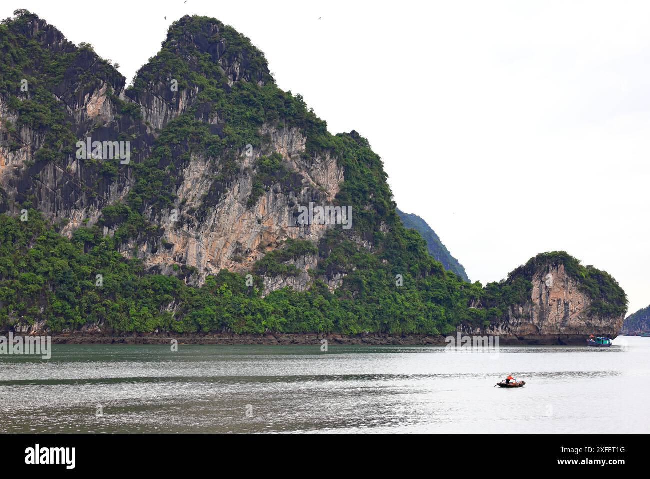 Ha Long Bay, limestone islands at Thanh pho Ha Long, Quang Ninh ...