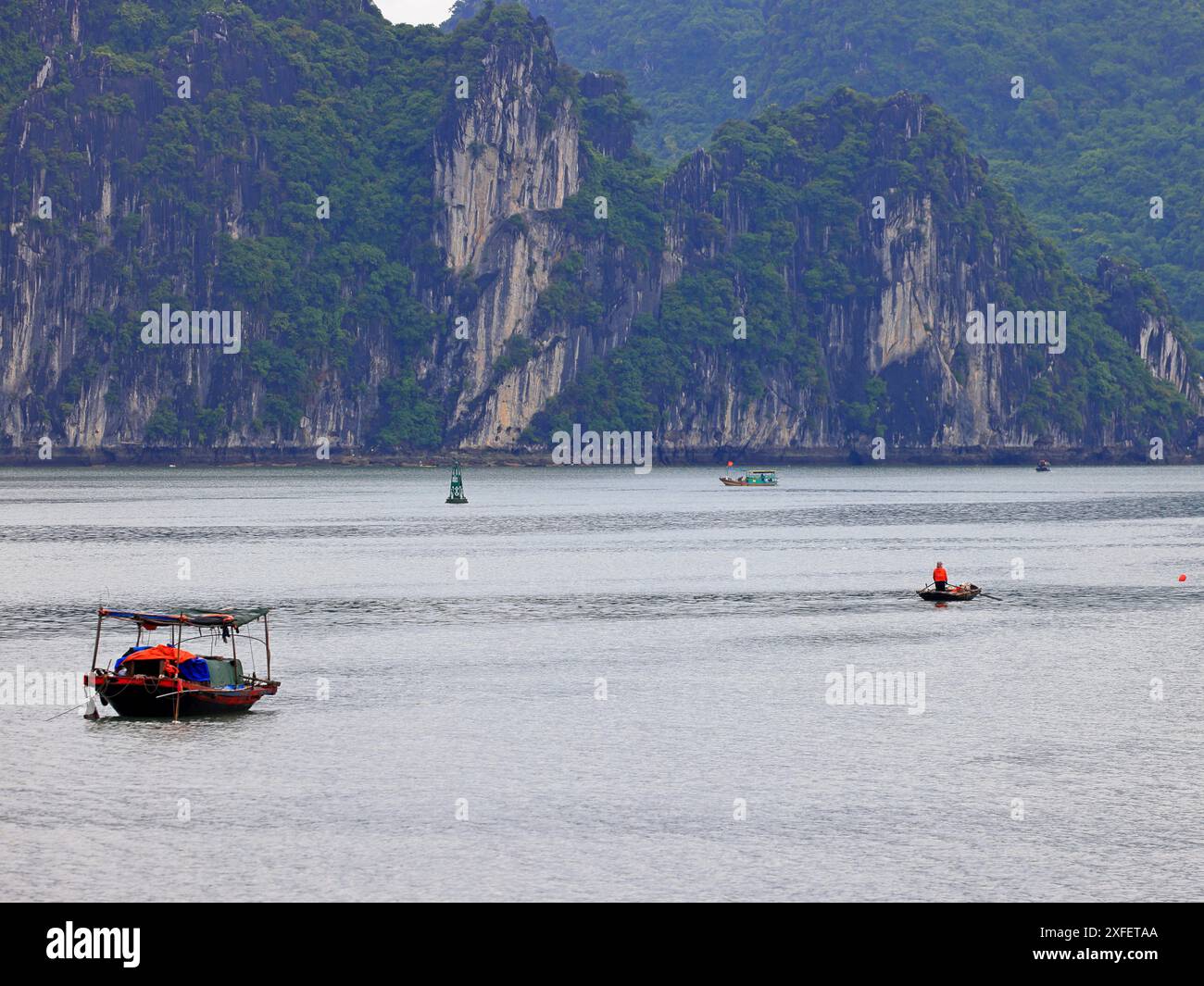 Ha Long Bay, limestone islands at Thanh pho Ha Long, Quang Ninh ...