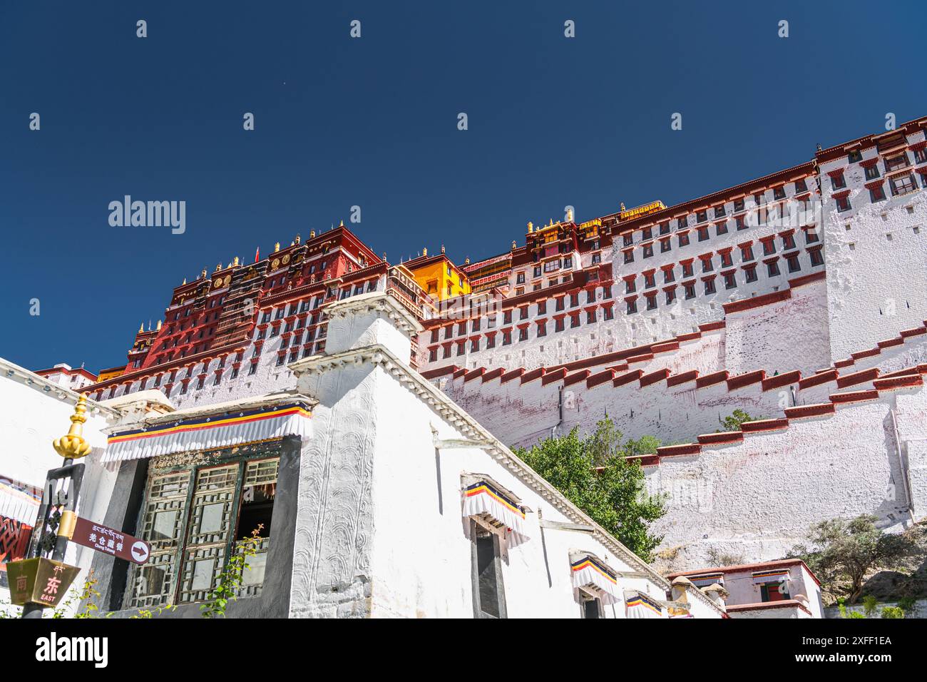 The Potala Palace is the world's highest altitude, a magnificent ...