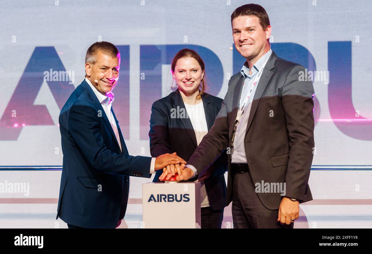 03 July 2024, Hamburg: André Walter (l-r), Head of Airbus' civil aircraft production in Germany ...