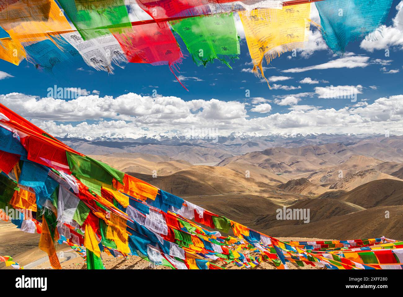 Snow-covered mountains of the Himalayas at Lalung La pass, 5050m ...