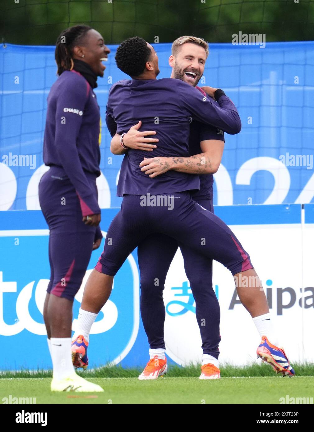 England's Luke Shaw (right) and Jude Bellingham joke around during a ...