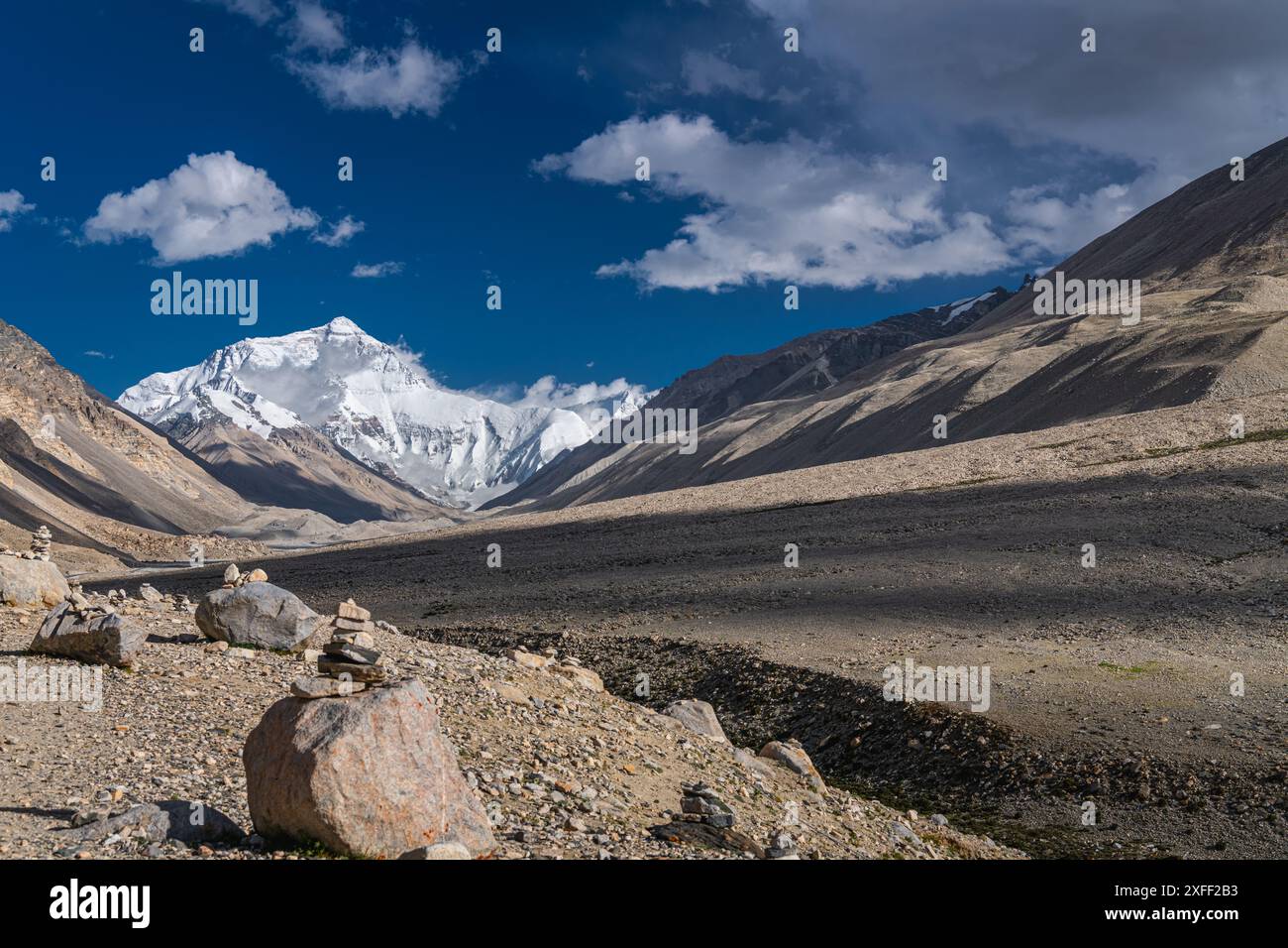 Mount Everest and stacked Mani stones near the north side of Everest ...