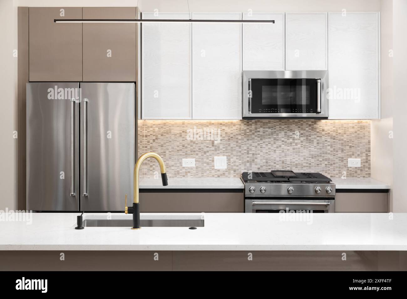 Reflective backsplash hi-res stock photography and images - Alamy