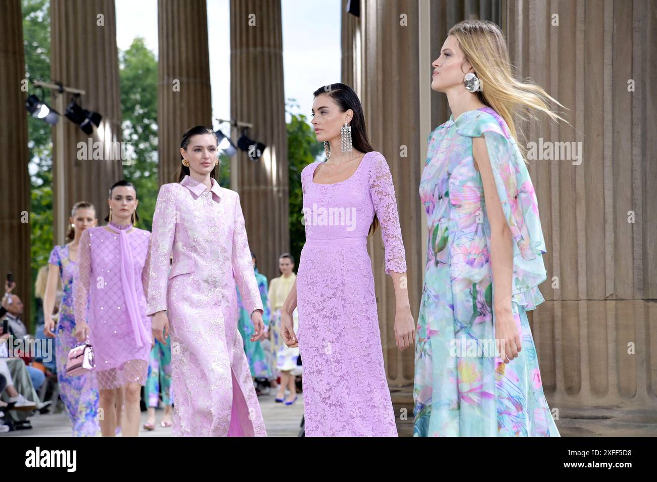 Models bei der Marc Cain Fashion Show Pure Radiance - Frühjahr/Sommer ...