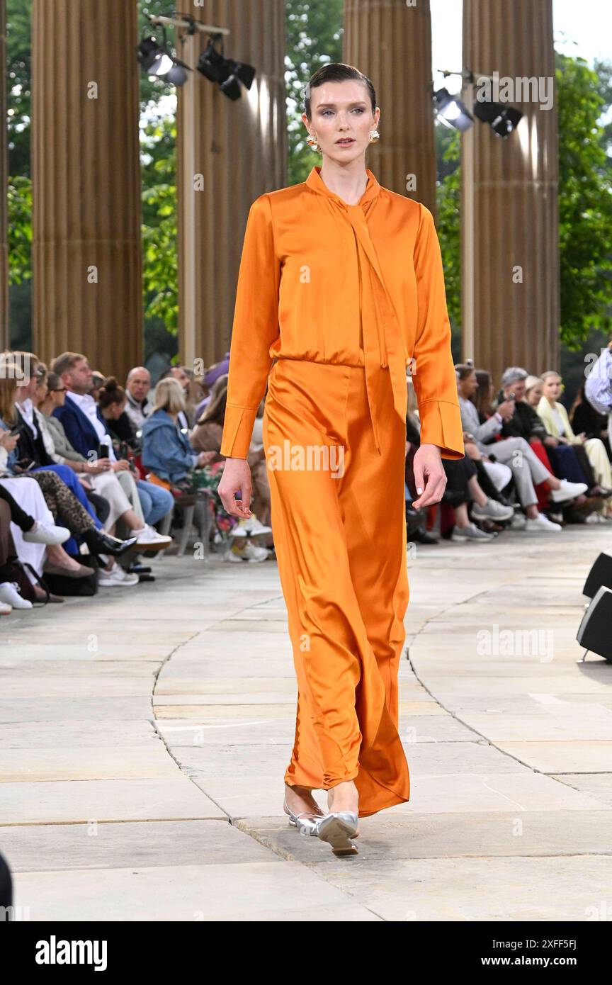 Model bei der Marc Cain Fashion Show Pure Radiance - Frühjahr/Sommer ...