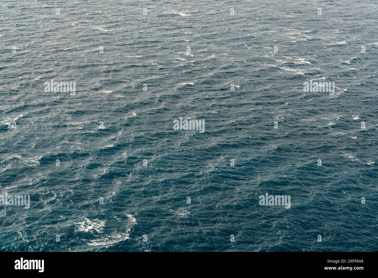Endless blue ocean waves white hi-res stock photography and images - Alamy