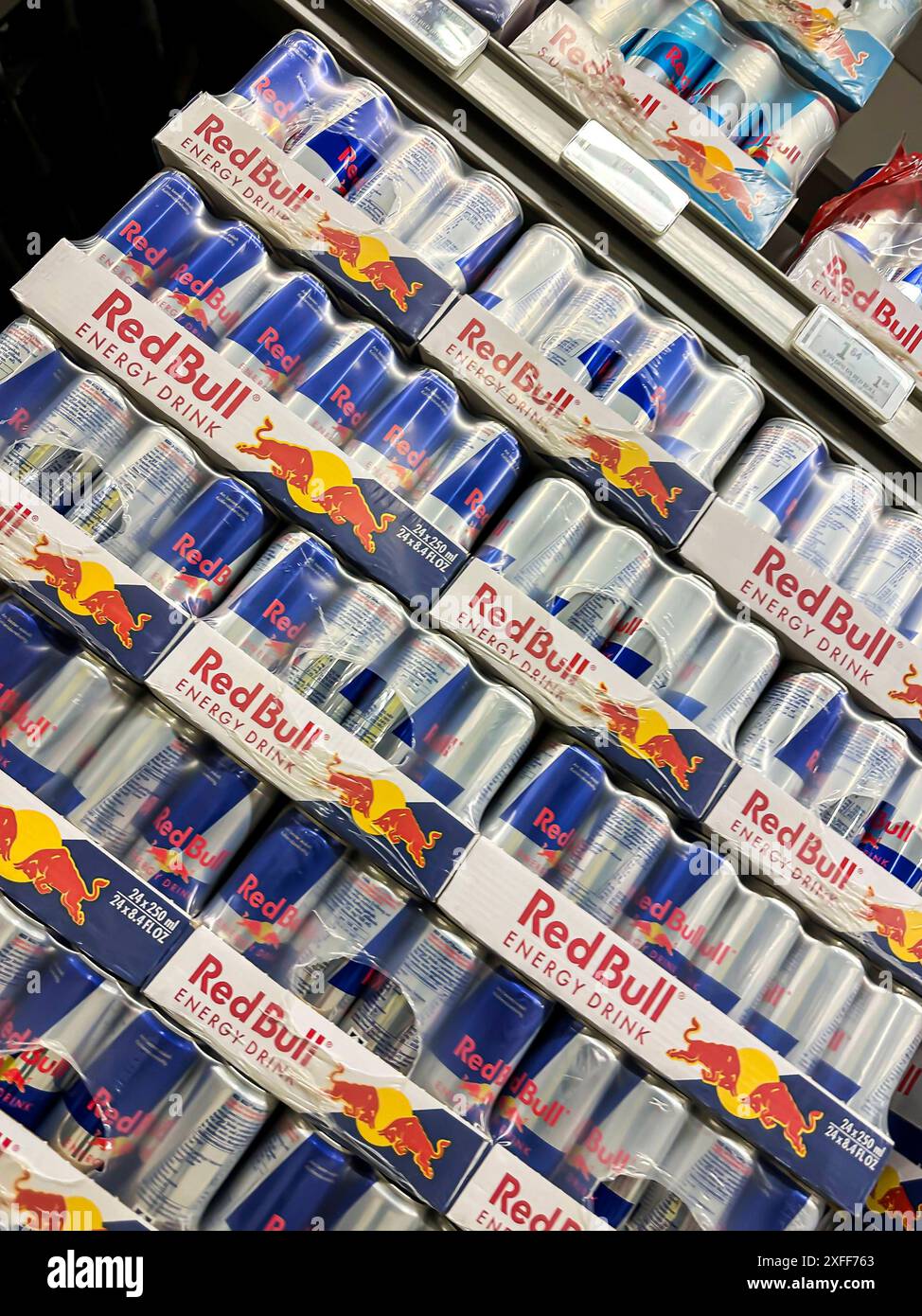 Red Bull, Getränke Dosen in einem Supermarkt. // 15.05.2024: Stuttgart ...