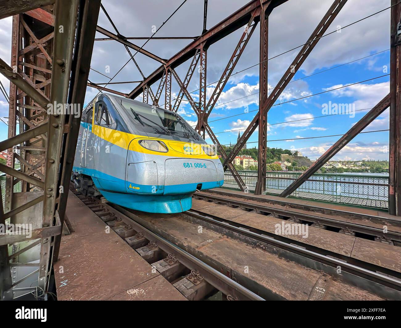 Eisenbahnbrücke in Prag mit Regionalzug. // 15.05.2024: Prag ...